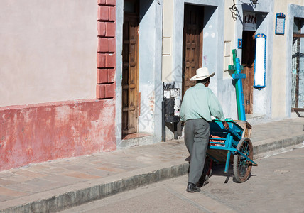 农民在走路高清图片下载-正版图片502635825-摄图网
