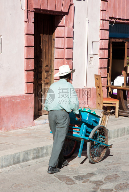 农民在走路高清图片下载-正版图片502635825-摄图网