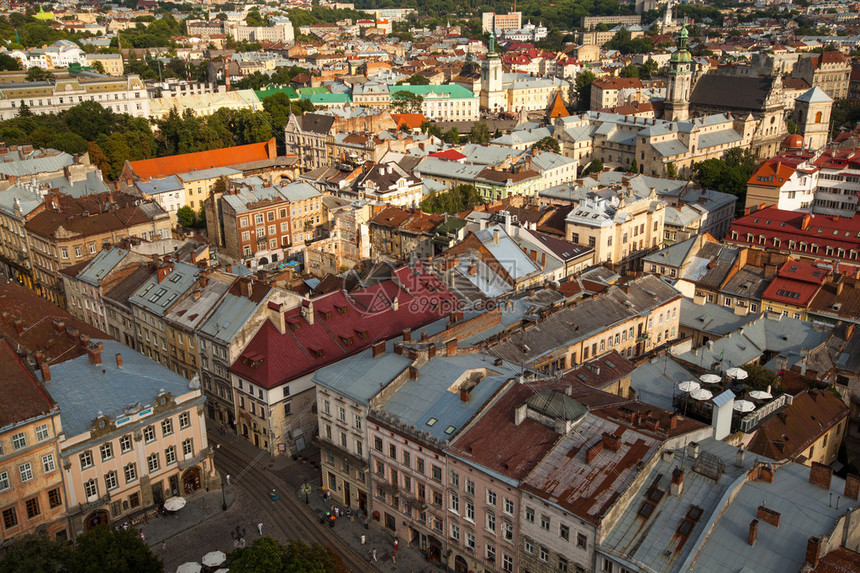 从利沃夫市政厅的顶视图建设城市的城市管理目前为游客开放的观点高清图片下载-正版图片502636801-摄图网