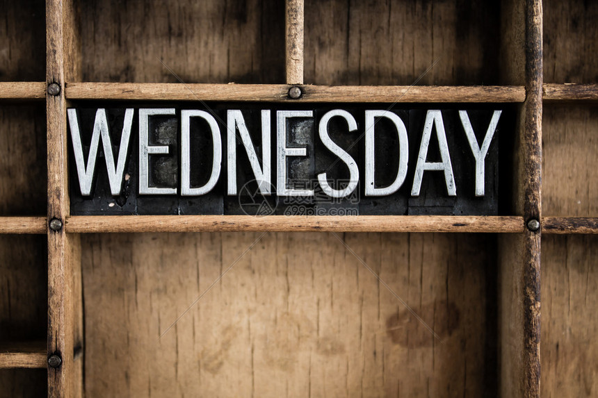 WEDNESDAY这个词是用古代金属印刷品写在一个有隔板高清图片下载-正版图片502639668-摄图网