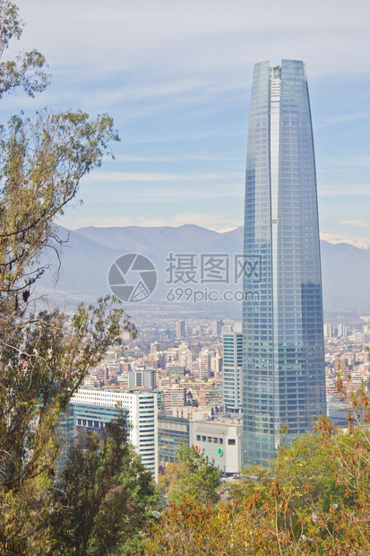 圣克里斯托巴的圣地亚哥市景在和蓝天面前可以看到大块高清图片下载-正版图片502639942-摄图网