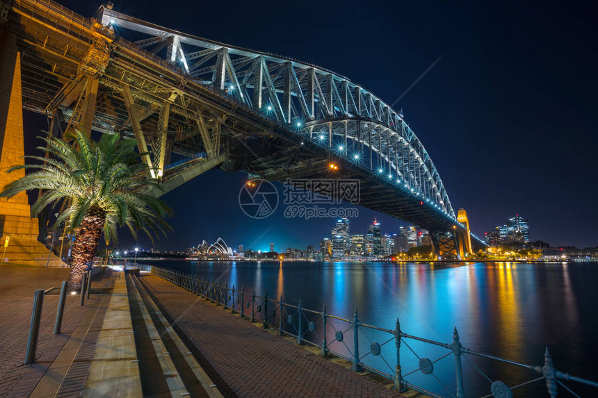悉尼澳大利亚与海港大桥在晚上的高清图片下载-正版图片502640903-摄图网