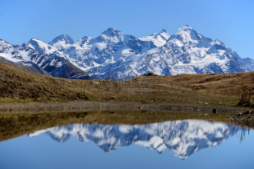 格鲁吉亚斯瓦涅蒂的科鲁迪湖高清图片下载-正版图片502643906-摄图网