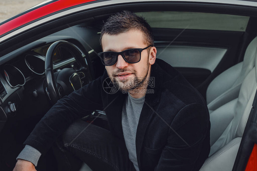 年轻英俊的男人在车里摆姿势高清图片下载 正版图片502656654 摄图网