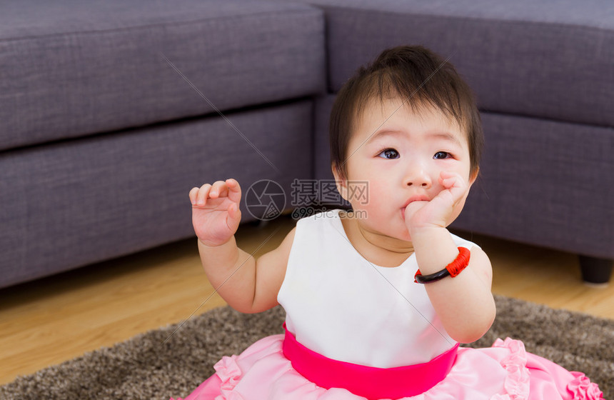 女婴吮吸拇指高清图片下载 正版图片502663087 摄图网
