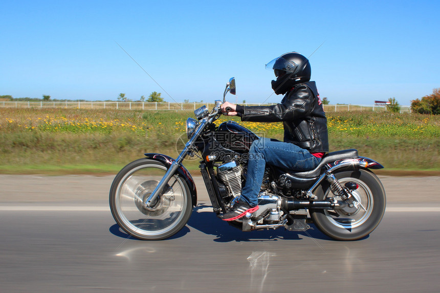 骑摩托车的人高清图片下载-正版图片502670837-摄图网
