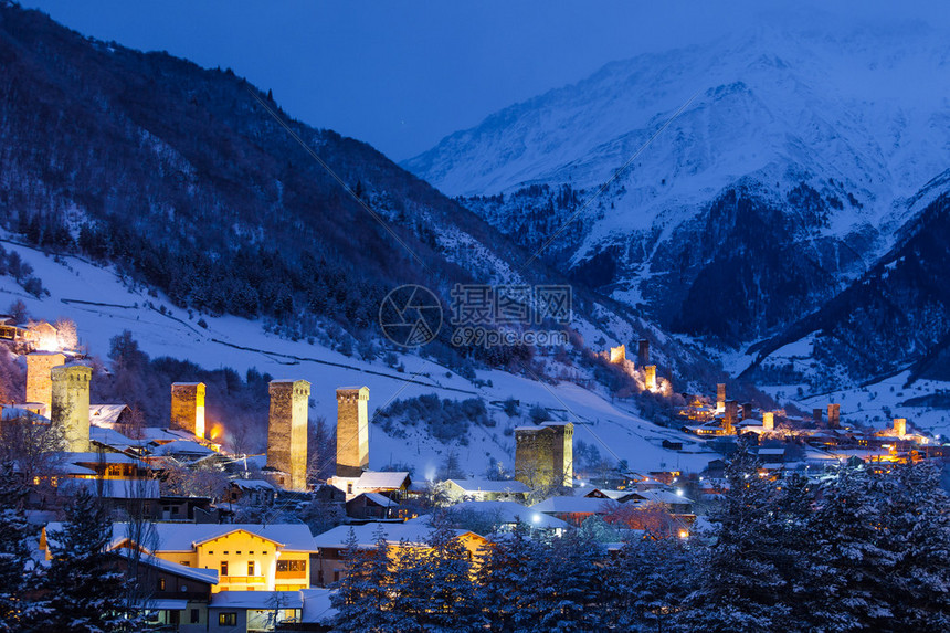 格鲁吉亚Mestia山村有灯高清图片下载-正版图片502670874-摄图网