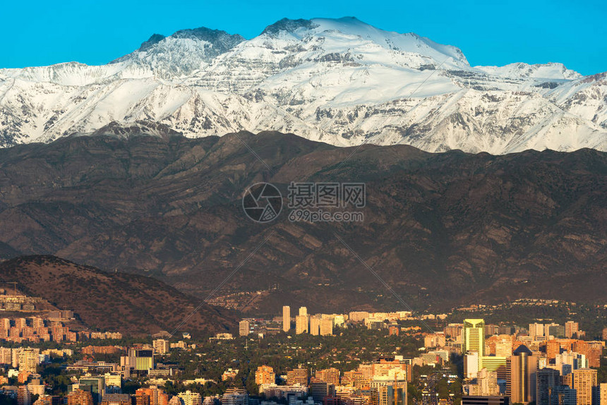 智利圣地亚哥LasCondes区和LosAnders高清图片下载-正版图片502678035-摄图网
