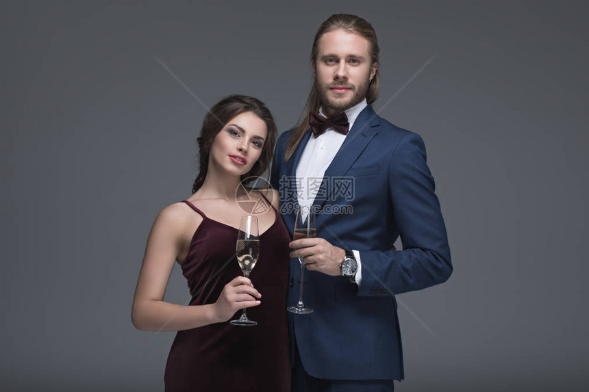 晚上穿晚装的一对年轻夫妇拿着杯子和高清图片下载 正版图片502685104 摄图网