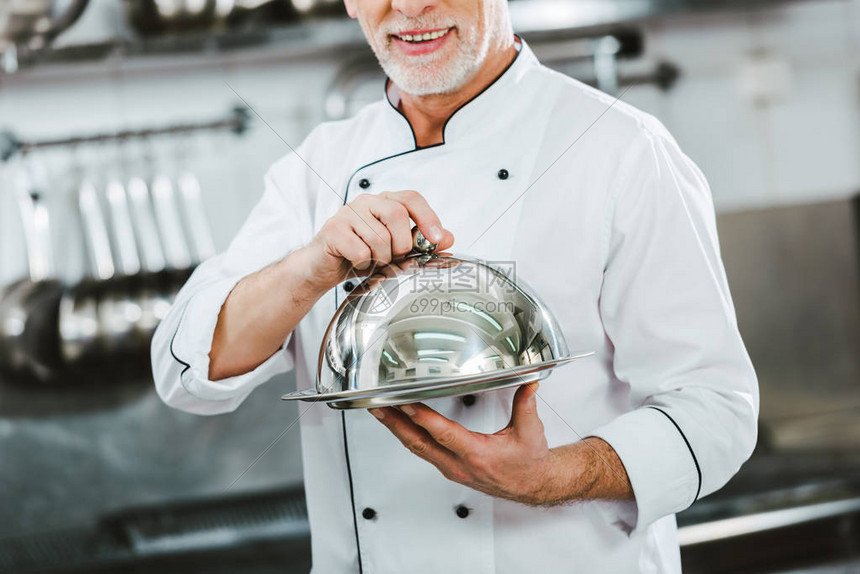穿着制服的男主厨在餐厅厨房用圆顶高清图片下载-正版图片502691235-摄图网