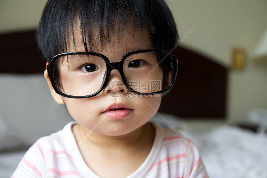 一个戴着大眼镜的女婴的肖像高清图片下载-正版图片502698196-摄图网