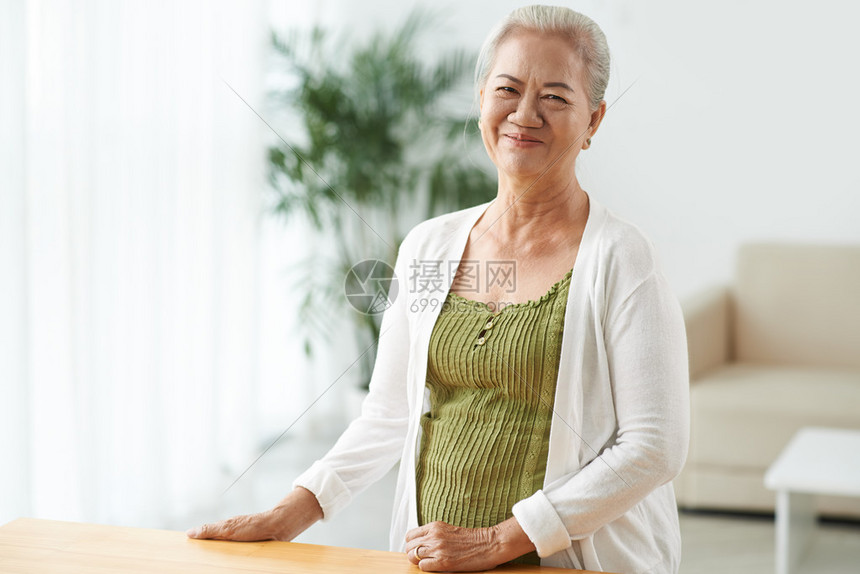 穿着临时穿衣的快乐老年女高清图片下载-正版图片502701134-摄图网