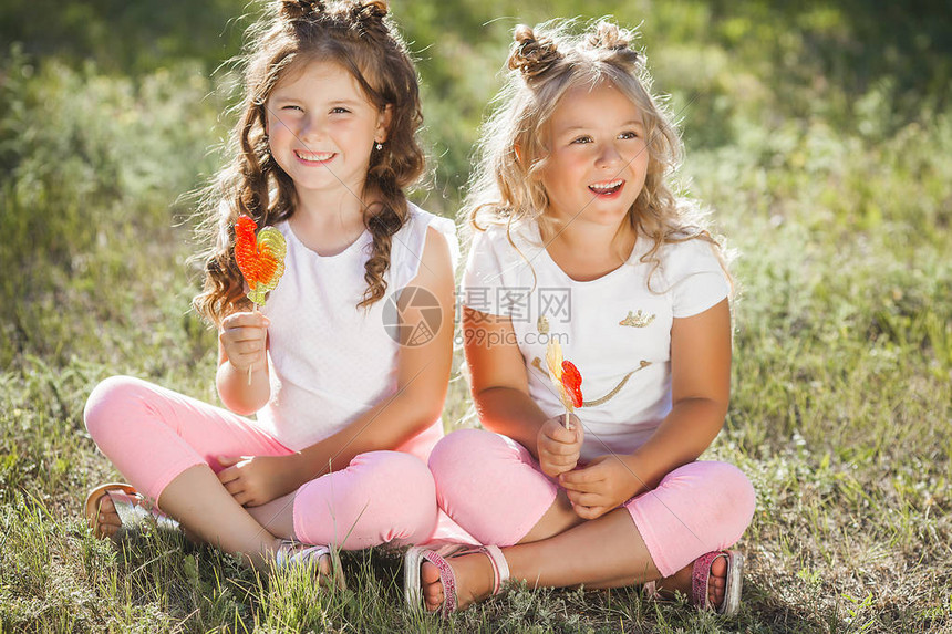 可爱的小女孩朋友在高清图片下载-正版图片502701702-摄图网