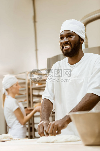快乐的非洲裔美国面包师揉面团高清图片下载-正版图片502703783-摄图网