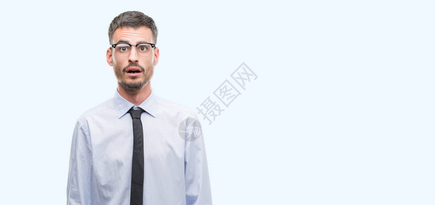 身着商业服装的英俊男青年害怕并震惊于讶的表情恐惧高清图片下载-正版图片503863150-摄图网