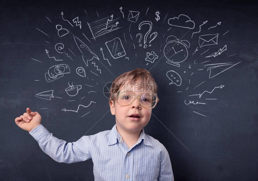 聪明的小孩在黑板前反刍高清图片下载-正版图片502705449-摄图网