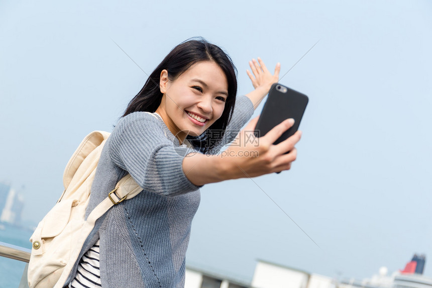 亚洲年轻女子用手机自拍高清图片下载 正版图片502705697 摄图网