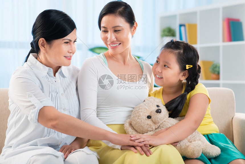 快乐的亚洲三口之家高清图片下载-正版图片502706566-摄图网