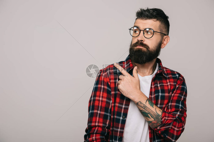 时髦的胡须男子指着高清图片下载 正版图片502715065 摄图网