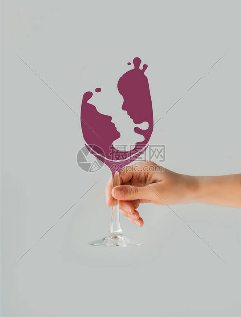 女持有葡萄酒杯和两对双光影身处灰色隔离地带的妇插画图片下载 正版图片502736445 摄图网