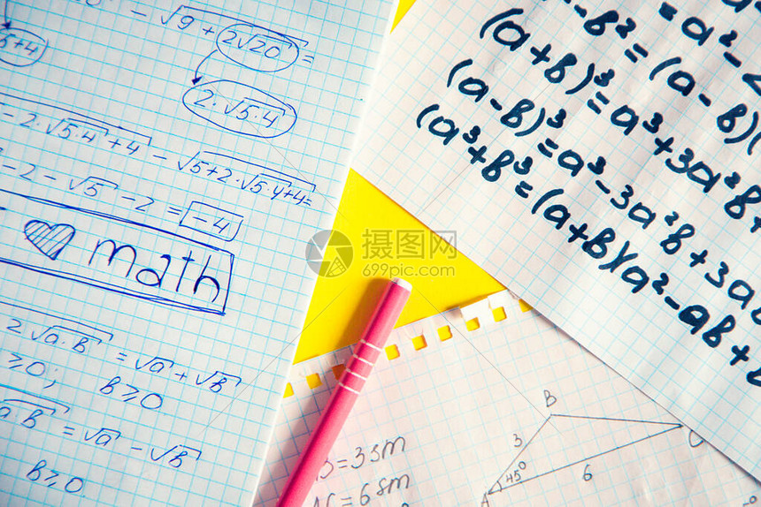 家庭学校数学概念带有数学公式的记事本在冠状大流行期间研究检疫中的数学数学计算数学问题算术公式高清图片下载-正版图片502742353-摄图网