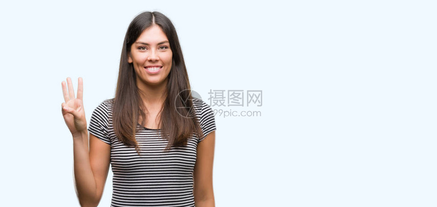 年轻漂亮的西班牙裔女人在自信和快乐的微笑中展示并用第三个高清图片下载 正版图片502743059 摄图网