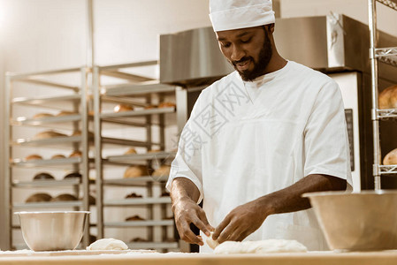 非洲美面包师在烘烤制造时准备做高清图片下载-正版图片502748200-摄图网