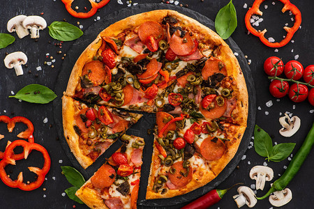 最上面是美味的意大利比萨饼蔬菜和黑底高清图片下载-正版图片503997949-摄图网