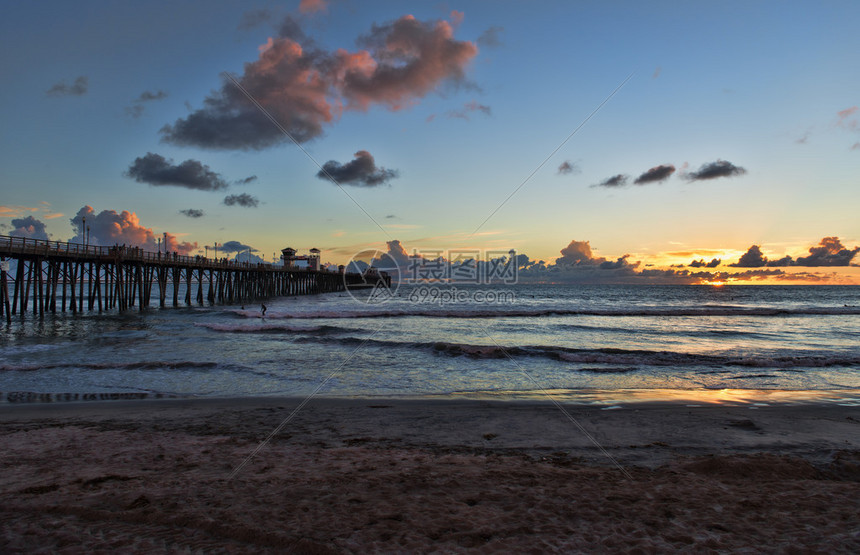 在加利福尼亚州圣地亚哥以北约40英里处的洋面大高清图片下载-正版图片502750946-摄图网