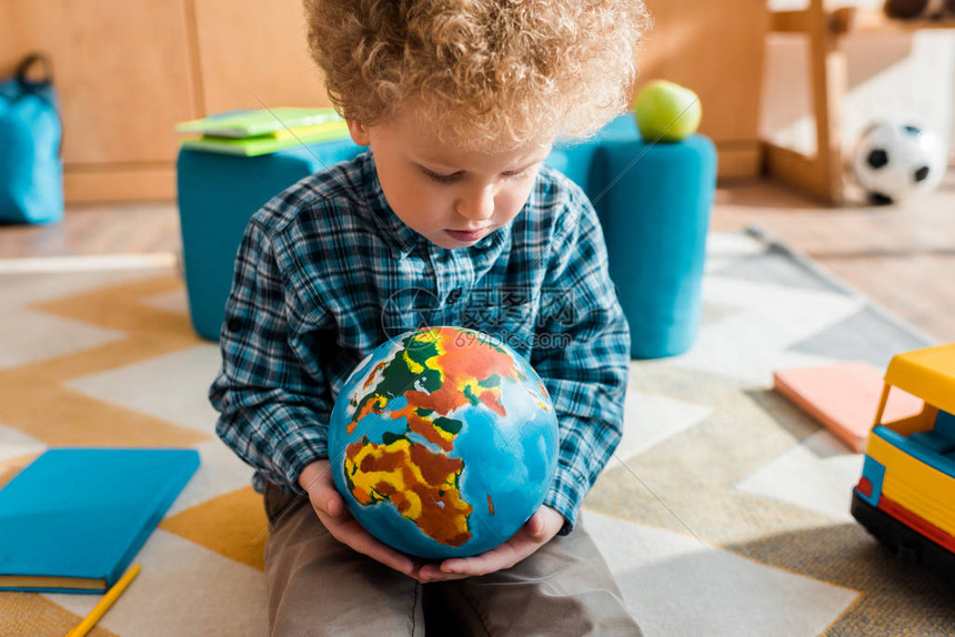 聪明的小孩坐在地毯高清图片下载-正版图片502752043-摄图网