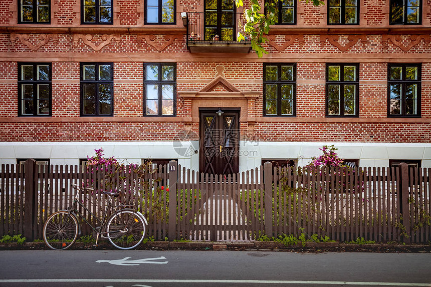 在丹麦哥本哈根大楼前木栅栏附近停着的自行车高清图片下载-正版图片502756792-摄图网