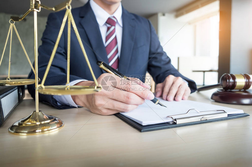 律师亲手在法院撰写文件高清图片下载-正版图片502768253-摄图网