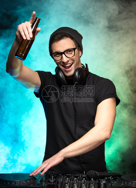 一个带着混音器的年轻DJ的肖像高清图片下载-正版图片502771045-摄图网