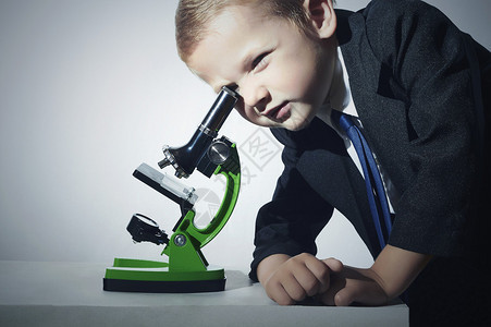 有趣的孩子的画像小科学家领带的小男孩的时尚肖像小学生用显微镜工作聪明高清图片下载-正版图片502771353-摄图网