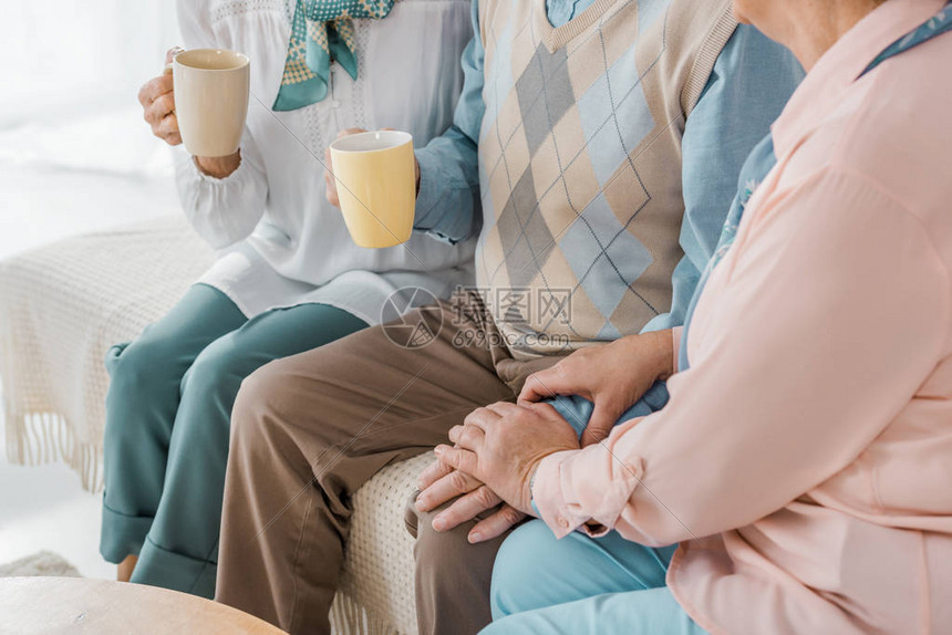 坐在沙发上和一起喝茶的高清图片下载 正版图片502772388 摄图网