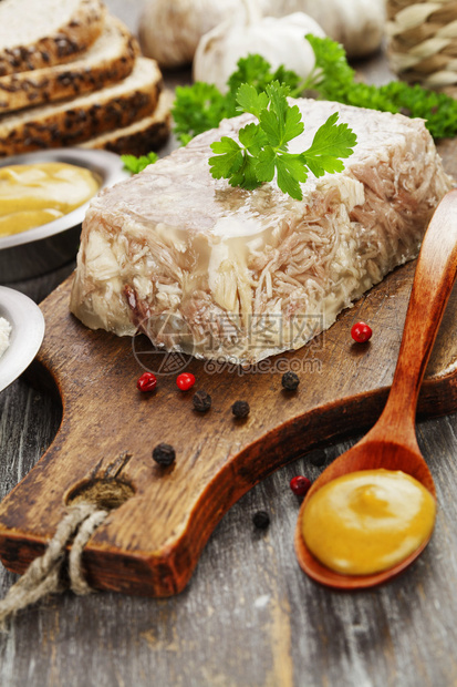 桌上放着芥末和辣根的自制果冻肉Holodets高清图片下载-正版图片502773696-摄图网