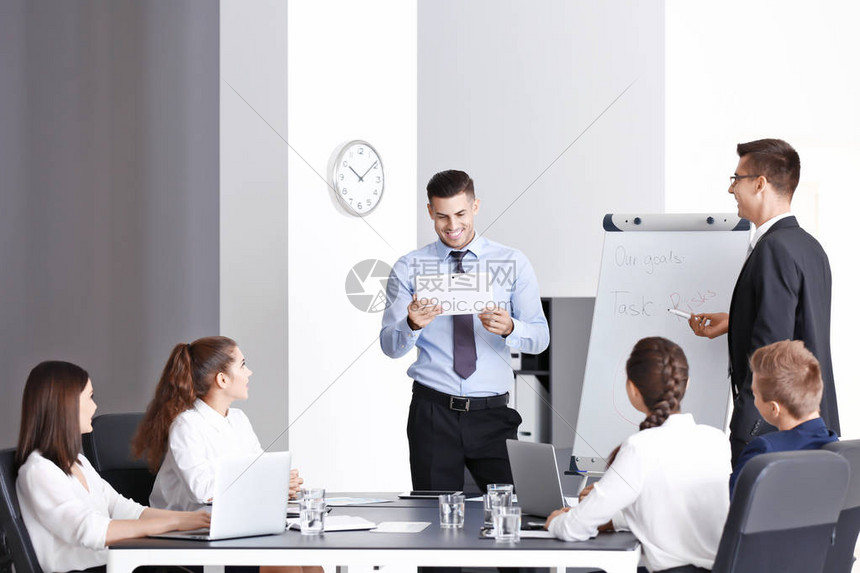 办公室商业会议青年咨询专家小组的办公高清图片下载-正版图片502780499-摄图网