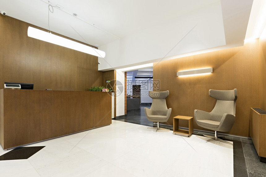 带木质接待台的接待区高清图片下载-正版图片502782615-摄图网