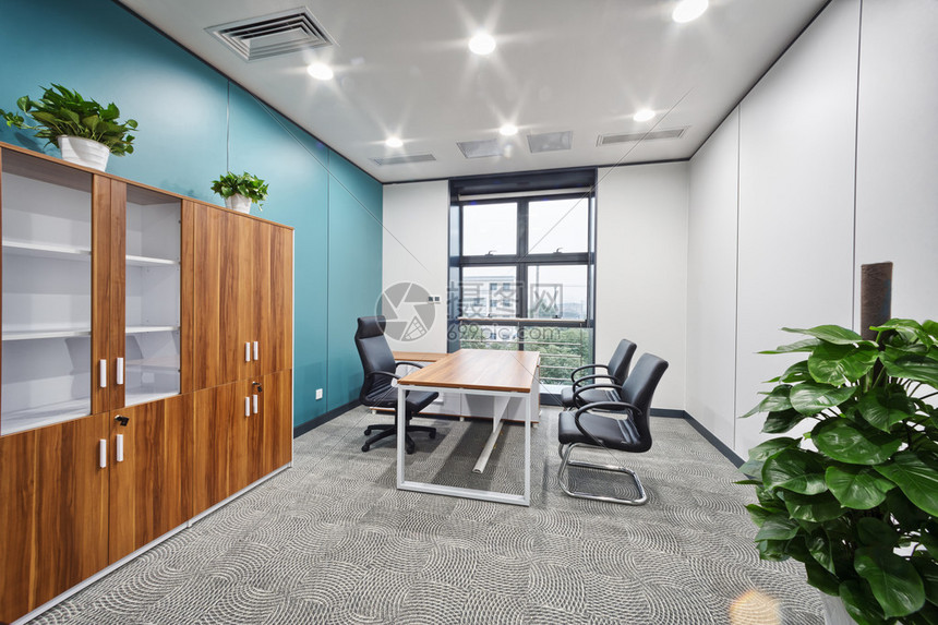 配备办公桌内阁室和椅子的私人现代高清图片下载-正版图片502791672-摄图网