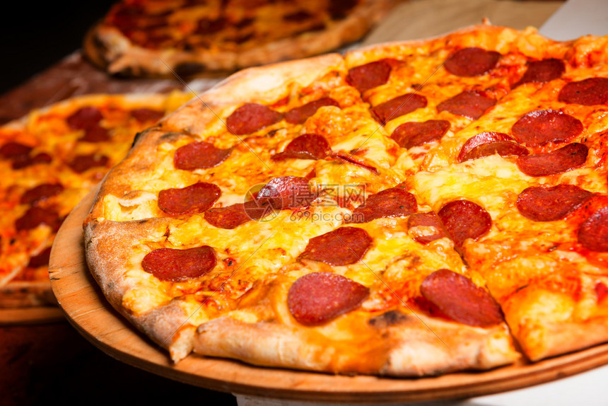 意大利比萨店木板上的新鲜原高清图片下载-正版图片502791921-摄图网