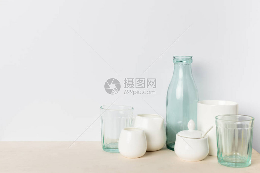 厨房桌子上的空玻璃和陶瓷高清图片下载 正版图片502796464 摄图网