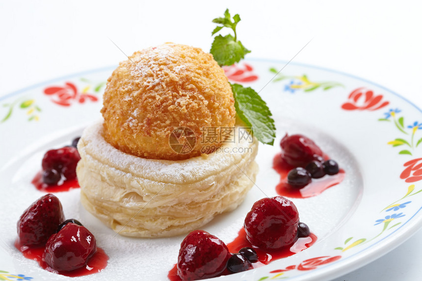 盘子里的美味法式甜点高清图片下载-正版图片502809646-摄图网