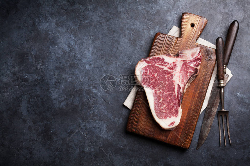 RawT骨牛排在石桌上烹饪顶视图高清图片下载-正版图片502819430-摄图网