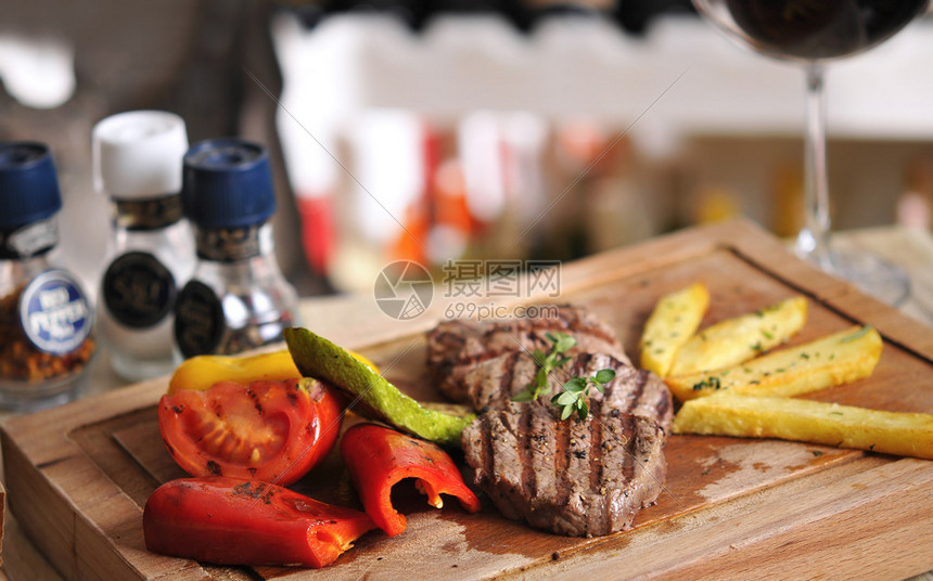 Sirloin牛排烧烤在木桌上加高清图片下载-正版图片502819542-摄图网