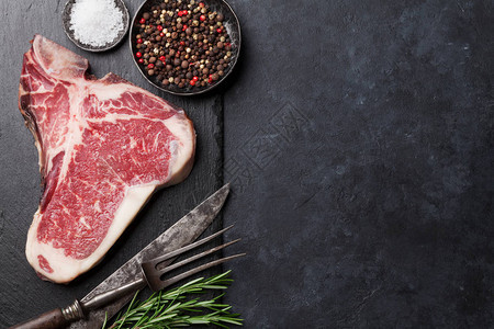 RawT骨牛排在切割板上烹饪顶视图高清图片下载-正版图片502819557-摄图网