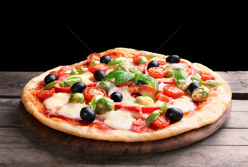 黑色背景中带有奶酪和蔬菜的美味比萨高清图片下载-正版图片502833573-摄图网