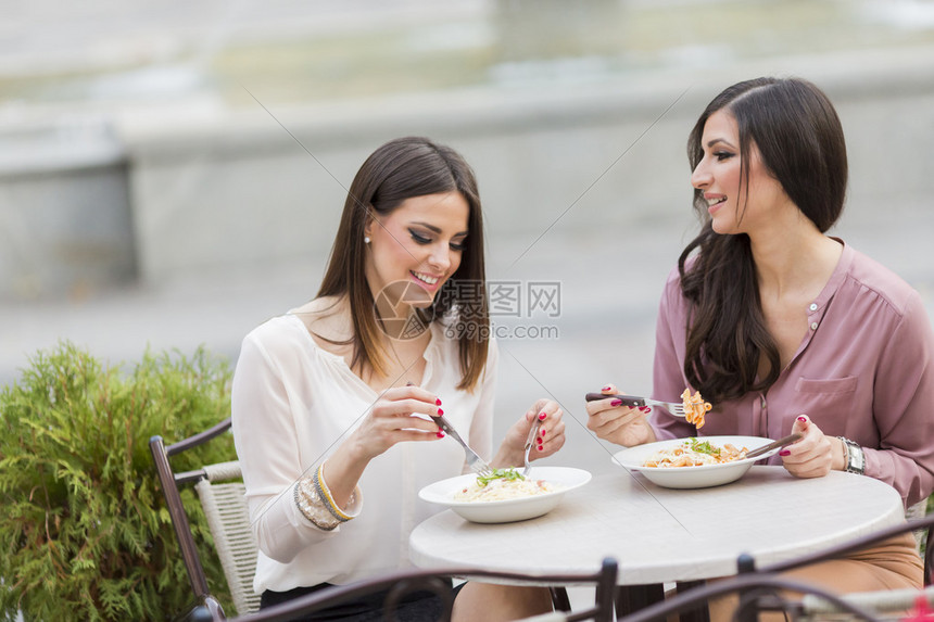 在餐厅吃午饭的年轻漂亮高清图片下载-正版图片502840953-摄图网