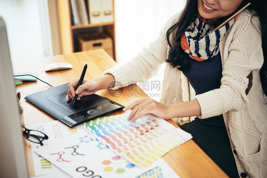 年轻女设计师工高清图片下载-正版图片502846878-摄图网