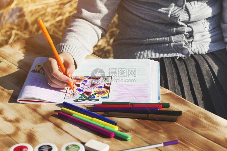 女孩在相册上绘制有Sharpie的图案Fr高清图片下载-正版图片502856705-摄图网