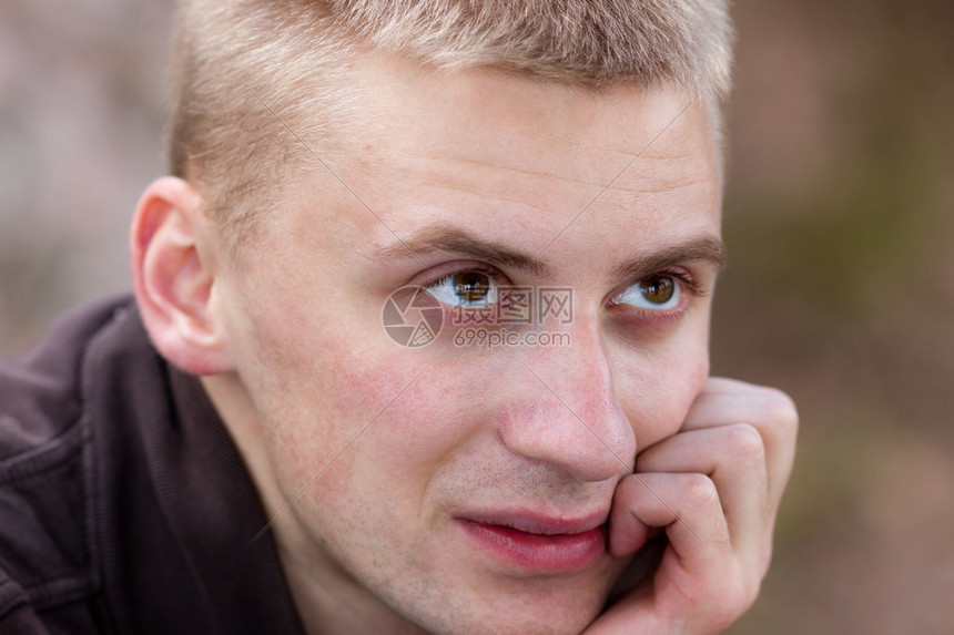 专心聆听的人特写肖像高清图片下载-正版图片502858972-摄图网